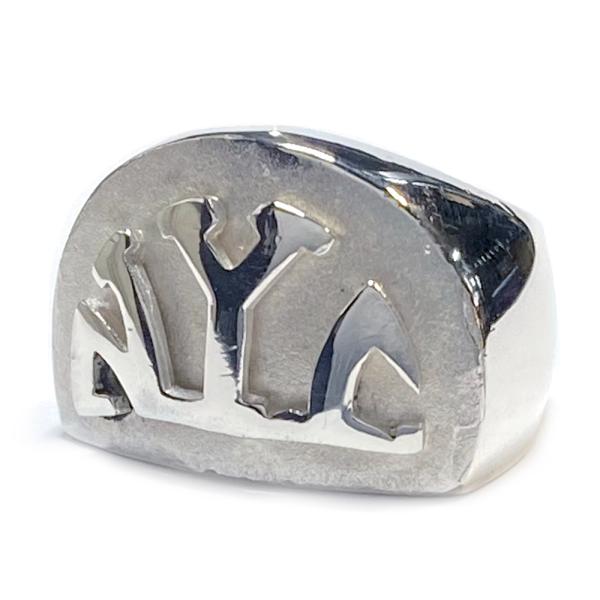 ヒッピーアートを製作するペインターとして自分を表現していたデザイナーのアレックス。1971年ニューヨークのソーホーに店舗をオープン。何を表現し、何を訴えかけるのかというコンセプトを大切に、一つ一つ彼の手作業で仕上げていく。アンティークなデザ...