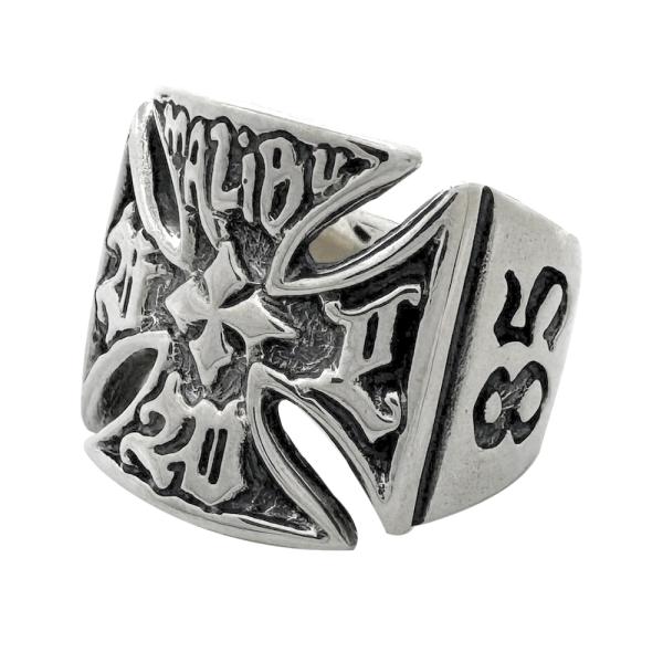 1985年。カリフォルニアの広大な海とメカニカルデザインなどから多彩な影響を受けブランドを設立。波と釣り、モーターサイクルなどのイメージが融合し、彼のエッセンスが加えられ最高の機能と品質に仕上がっている。【大きさ】クロス部分21mm x 2...