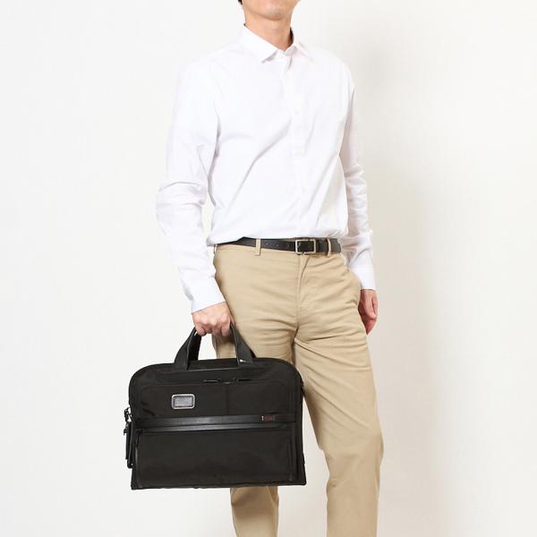 【サイズ】高さ/約29cm横幅/約40cmマチ/約9cm持ち手の長さ/約34cmショルダーストラップの長さ/約92〜134cm重さ/約1700g【仕様】開閉/ファスナー式正面/ファスナーポケット×3（うち1つは防水加工付き)　　/オープンポ...