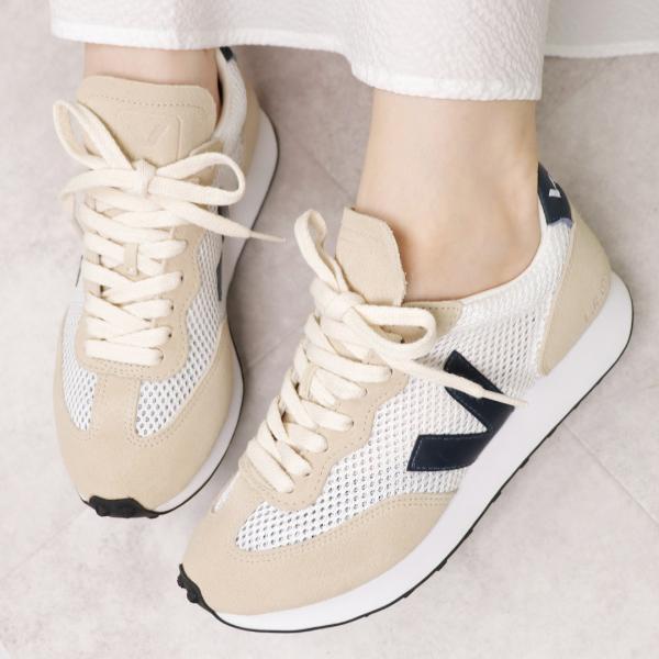 ヴェジャ VEJA ユニセックス スニーカーフランスを拠点に環境に配慮したサスティナブルな靴づくりを行う『VEJA(ヴェジャ)』 。メッシュとスエードのコンビのランニングタイプのモデル『RIO BRANCO』。サイドとヒールパッチのロゴがア...