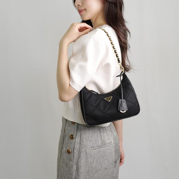 プラダ PRADA丸みを帯びたシルエットに、三角ロゴプレートがラグジュアリー感溢れるバッグです。リングのチャームがアクセント。チェーンハンドル付きでシーンに合わせてお使いいただけます。上質素材でラグジュアリーさを漂わせるひと品です。【サイズ...