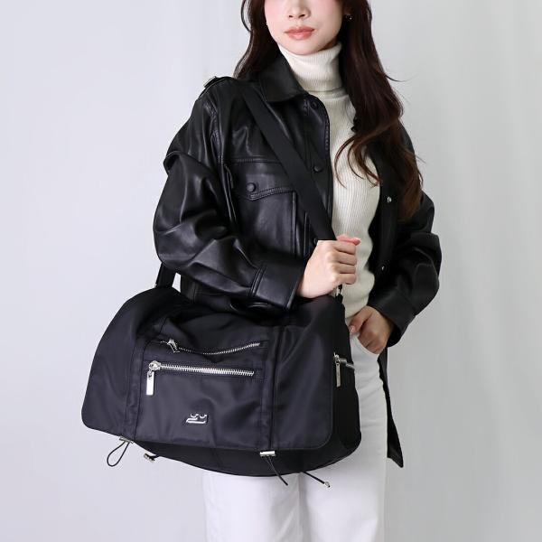 イエイエ YIE YIE韓国発ブランドYIE YIE。ドローコードを調節すればシルエットも変化。ポケットも充実し収納力もGOOD↑【サイズ（約）】高さ/約23cm横幅/約42cm(上部)マチ/約18cmショルダーストラップの長さ/約113c...