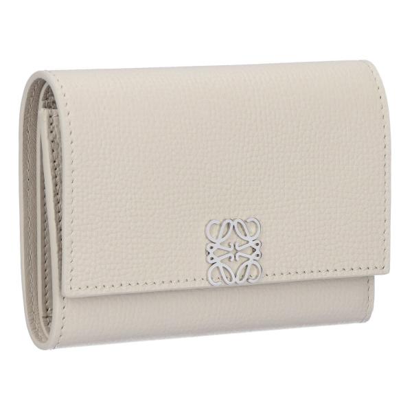 ロエベ LOEWEフロントのパラジウムアナグラムがポイントの折財布。上品で落ち着いた印象を与えるデザインです。掌に収まるサイズ感、ポケットも充実しデザイン性、機能性も妥協しない大人におすすめの一品です。【サイズ（約）】縦/約8.5cm横/約...