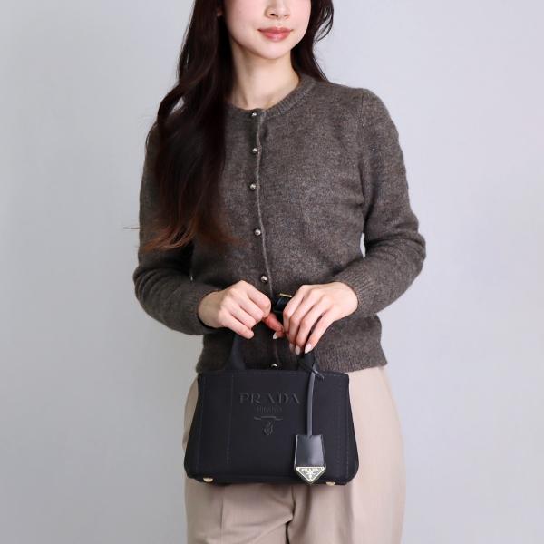 プラダ PRADA丈夫なキャンバス地にプラダのロゴ刺繍がはいったシンプルなデザインのバッグ。取り外し可能なストラップ付きなので2WAYでお使いいただけます。キャンバス地なのにしっかりした創りで形も崩れにくく、さまざまなシーンで活躍しそう。【...