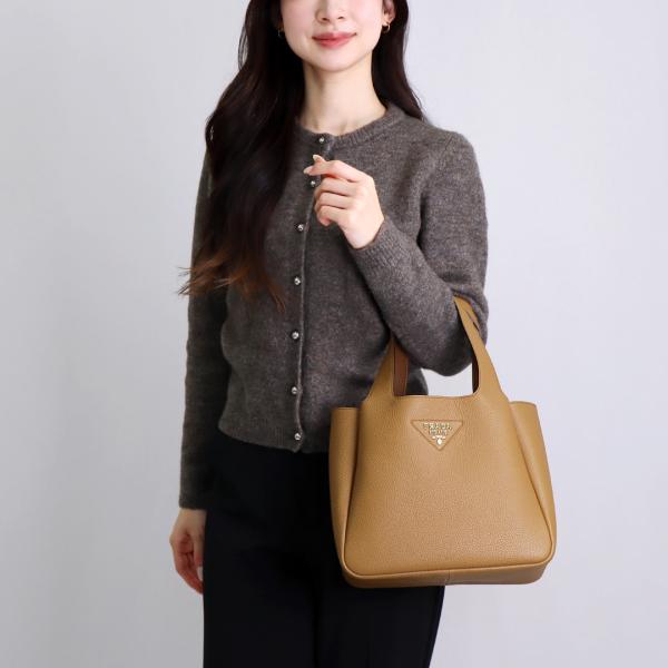 プラダ PRADAソフトレザーの風合いが上品な印象の台形型トートバッグは、フロントのロゴのアクセントがブランドをアピール。荷物を整理しやすい3室構造で実用性もGOOD。【サイズ（約）】高さ/約21cm横幅/約25cm(底部)マチ/約14cm...