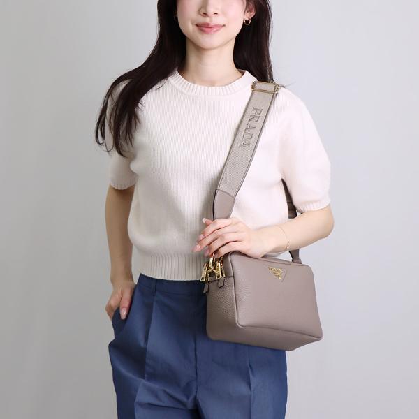プラダ PRADAシボの美しいレザーを使用したバッグ。クールな色合いと上質感漂う仕上がりが魅力。フロントのブランドロゴがアクセントに。気分に合わせてストラップもお使いいただけます。ラグジュアリーな雰囲気とモダンな雰囲気を併せ持つひと品。【サ...
