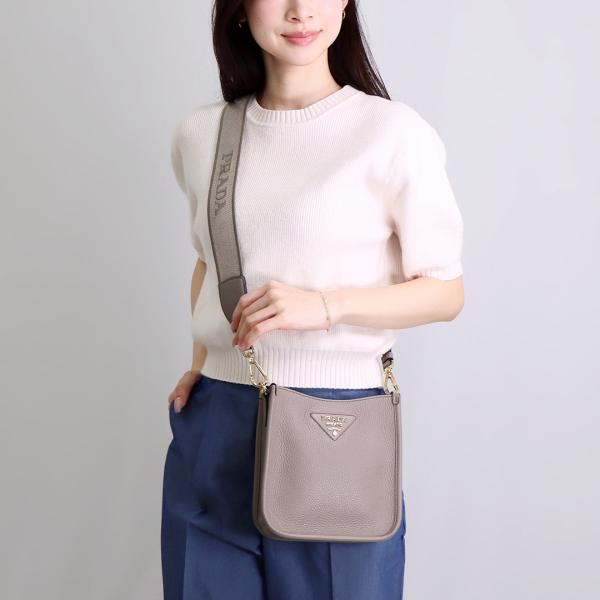 プラダ PRADA上質なレザーとフロントのブランドロゴが高級感漂う仕上がり。2種類の取り外し可能なストラップ付きなので、気分に合わせてお使い分けいただけるのもおすすめポイント。【サイズ（約）】高さ/約19cm(中央)横幅/約19cmマチ/約...
