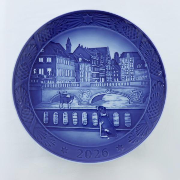 ロイヤルコペンハーゲン ROYAL COPENHAGEN1908年の発売以来、100年以上の歴史を持つイヤープレートは、様々なシーンを描き続け、毎年の人気商品となっています。【サイズ（約）】直径/約18cm【仕様】-【素材】磁器(ポーセリン...