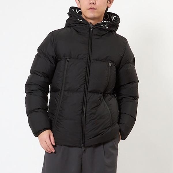 モンクレール MONCLER MONTCLARからさらに進化を果たした『MONTCLA：モンクラ』。フード内側から裾に繋がるMONCLERロゴが特徴なデザイン。左腕のトリコロールロゴワッペンはシリコン製のブラックロゴとなり、ポケット部の止水...