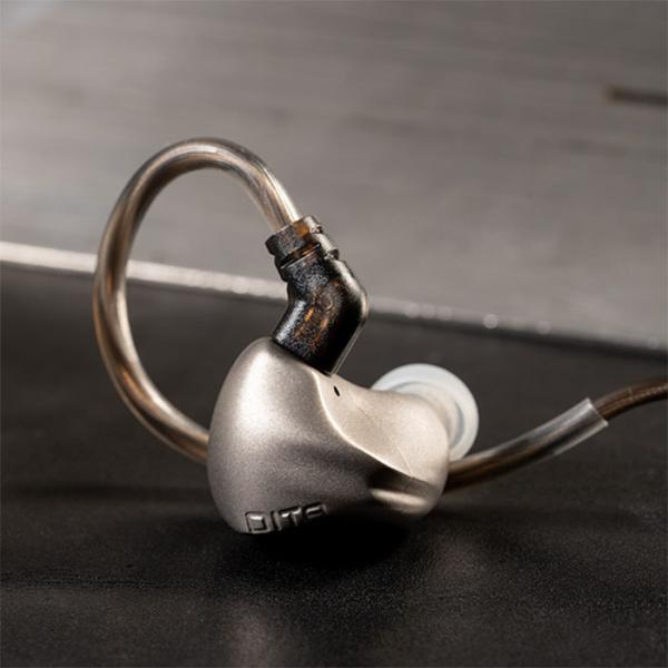 【発売日：2024年12月14日】ブランド名：DITA商品名/型番：Mecha色：シルバーJAN：4571303224531発売日：2024年12月14日種別：有線イヤホンキーワード：イヤフォン 有線 イヤホン 有線イヤホン 高音質 イアホ...