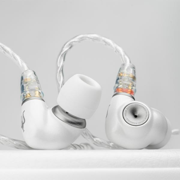 【発売日：2024年08月28日】ブランド名：Meze Audio　商品名/型番：ALBA色：シルバーJAN：698596028357発売日：2024ン年8月28日種別：イヤホンキーワード：イヤフォン 有線 イヤホン 有線イヤホン 高音質 ...