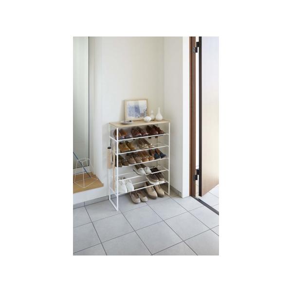 ●下駄箱からあふれた靴をまとめて収納できる天板付きのシューズラック６段。●玄関に置いておけば、男性のシューズなら約１８足、女性のヒールなら約２１足収納可能。付属のフックが付いているので、靴べらや、折り畳み傘などの小物もまとめて収納できます。