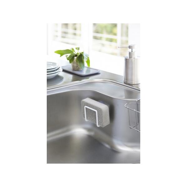 ●シンクの壁面に吸盤で簡単取り付けのスポンジホルダー。●スポンジを挟んでそのまま収納。コンパクトサイズで、シンク内のスペースを取りません。●水切れのいいデザインで、いつでもスポンジを清潔に保てます。