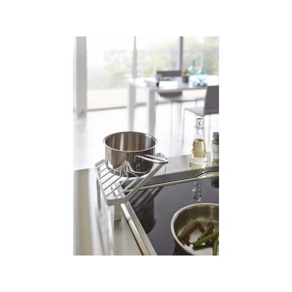 ●調理中のフライパンや小鍋の一時置きに便利！●コンロの角に置いて調理スペースを広く使えます。