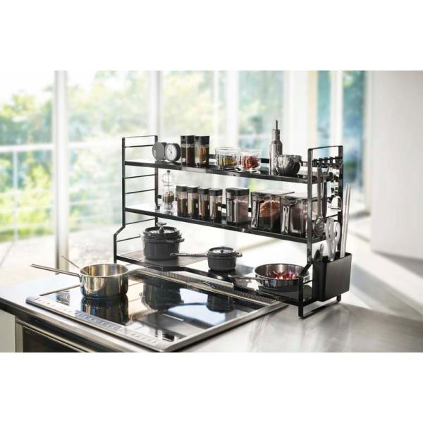 ●カトラリーポケット付き。調理道具などを掛けられるフック付き。