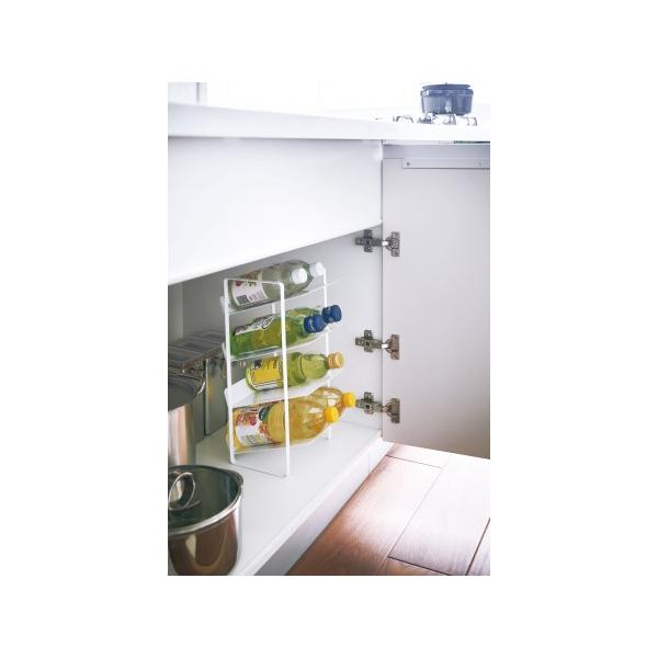 ●キッチン　洗面下収納で使える！便利で取り出しやすいボトルストッカー。●調味料ボトルやペットボトル、シャンプーボトル、洗剤ボトル、スプレー缶まで幅広く収納可能な４段ストッカー。約８本のボトルが収納可能です。