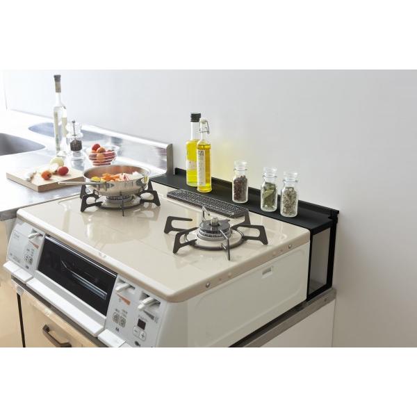 ●ガスコンロ奥の隙間に置くだけ！油はねや調理汚れをしっかりガードしてくれるラック。●調理道具やスパイスの一時置きにも便利！ガスホースを通せる穴付き。ＩＨクッキングヒーターやビルトインタイプのコンロ周りのラックとしても使えます。棚板が上に開く...