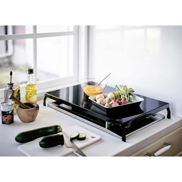 ●ガスコンロの上が収納＆作業スペースに早変わり！簡単設置のコンロカバー。●前後並びの２口ビルトインガスコンロや３口ガスコンロの上をまとめてカバー。コンロ上に設置して収納　作業スペースになる便利なアイテム。脚部はストッパー付きで倒れにくい構造です。