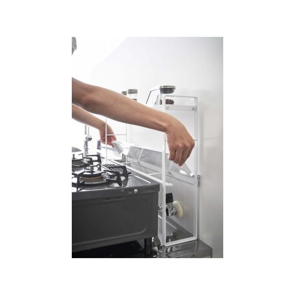 ●コンロ奥の隙間に置くだけ！油はねや調理汚れをしっかりガードしてくれる２段ラック。●調理道具やスパイスなどがたっぷり収納でき、ビルトインタイプのコンロ周りのラックとしても使えます。　棚板が上に開くので、設置したままガスの元栓の開閉が可能。