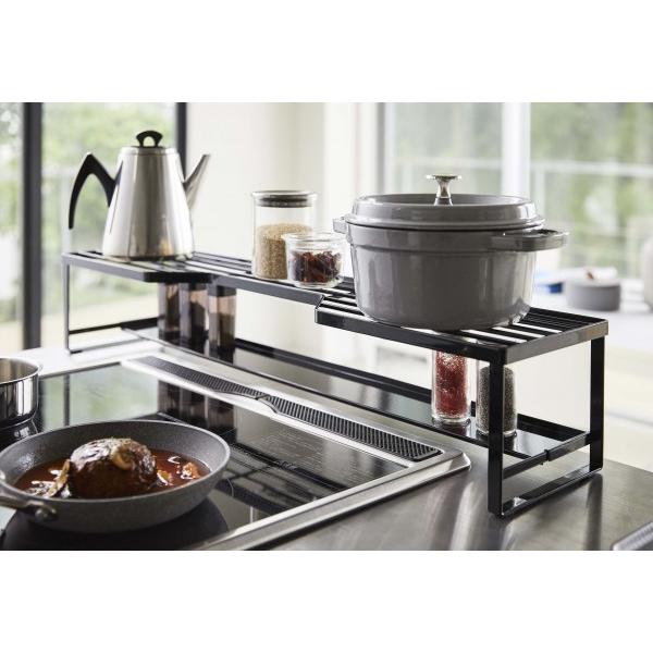 ●収納できる棚付き排気口カバーとコンロ奥ラックが一体になった排気口カバー付きコンロ奥ラック！●排気口カバーにはスパイスボトルなどが収納できます。鍋蓋を立てて収納できる天板。排気口カバーはスライドして簡単移動！取り外せるからお手入れ簡単。飛び...