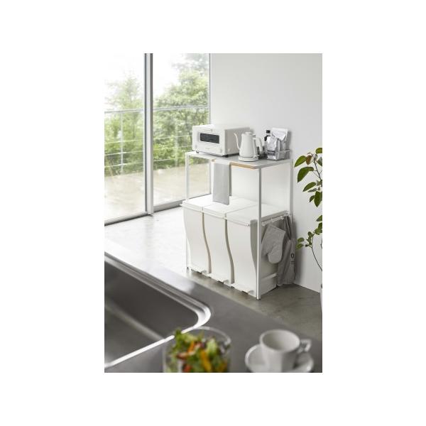 ●ゴミ箱上のデッドスペースを有効活用！伸縮式で約１〜３個のゴミ箱を置くことができます。●幅約４２．５〜７６cmの間で伸縮するので、ご家庭の様々な設置場所にフィットします。脱着可能なフック付き。小物などを掛けるのに便利！替えのゴミ袋を後ろの伸...