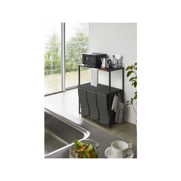 ●ゴミ箱上のデッドスペースを有効活用！伸縮式で約１〜３個のゴミ箱を置くことができます。●幅約４２．５〜７６cmの間で伸縮するので、ご家庭の様々な設置場所にフィットします。脱着可能なフック付き。小物などを掛けるのに便利！替えのゴミ袋を後ろの伸...