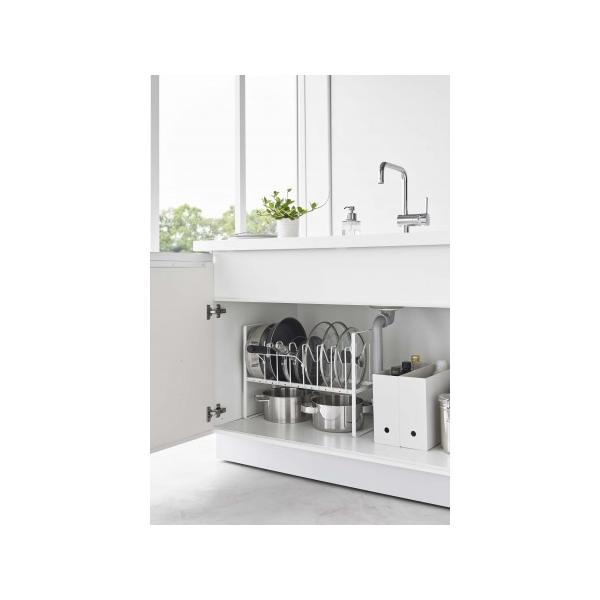 ●シンク下のスペースを無駄なくスッキリ整頓！フライパンや鍋蓋を立てて収納でき、高さ調節できるから下のスペースも有効活用！鍋やフライパンのサイズに合わせて棚の高さは３段階に、仕切りパーツの位置は３cmごとに調整可能。