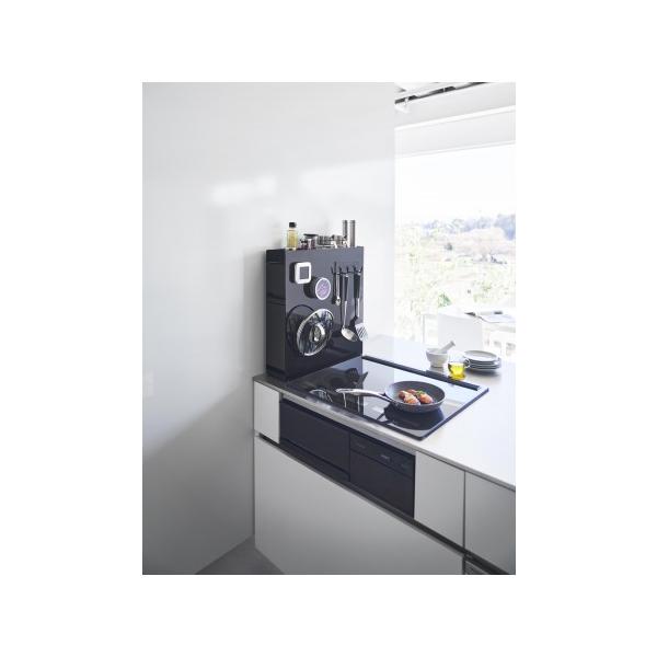 ●コンロの横に調味料を隠して収納！油跳ねで調味料が汚れるのを防ぐ大容量の隠せる２段ラック。●上段にはスパイスなどの小さい調味料、下段には醤油や油などの液体調味料がたっぷり入ります。光沢のある本体でお手入れもラクラク。上段はオープンで使いやす...