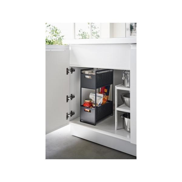 ●扉タイプのシンク下空間を有効活用！ス●ライド式のバスケット２段タイプ。スパイス　缶詰　レトルト食品　掃除道具などのストックに。背の高い調味料　洗剤　ペットボトルなどの収納に便利。洗面台下のラックとしてドライヤー収納や洗剤　掃除道具などのス...