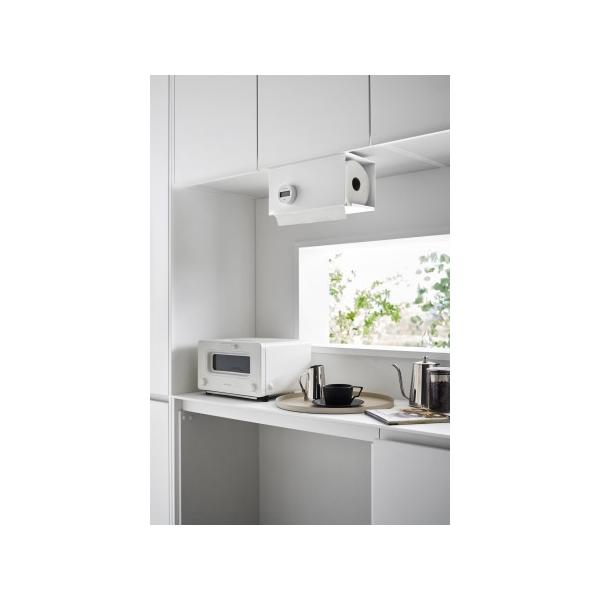 ●片手でカットできる！大判タイプのキッチンペーパーに対応したカバー付きの戸棚下キッチンペーパーホルダー。●戸棚下に浮かせて収納でき、カバー付きなのでほこりや油はねを防ぎ衛生的です。丈夫なスチール製なのでマグネットなどが貼り付けられます。シリ...