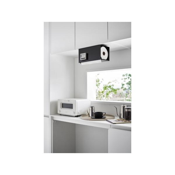 ●片手でカットできる！大判タイプのキッチンペーパーに対応したカバー付きの戸棚下キッチンペーパーホルダー。●戸棚下に浮かせて収納でき、カバー付きなのでほこりや油はねを防ぎ衛生的です。丈夫なスチール製なのでマグネットなどが貼り付けられます。シリ...