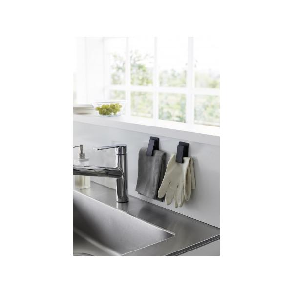 ●マグネットがつく壁面に簡単取り付けできるクリップ２個組。●マグネットで付近やキッチン用手袋などを浮かせて収納。クリップで挟んで浮かせるので早く乾いて衛生的。挟む以外にも引っ掛けて収納することもできます。