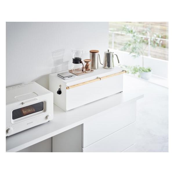 ●パンや調味料、紅茶などをすっきりとまとめて収納できる３２Ｌのワイドなブレッドケース。●キッチンカウンターなどで雑然としがちなパンやお菓子、調味料などを隠しながら美しく収納できるケースです。上にはトースターなどを置くこともできます。扉はマグ...