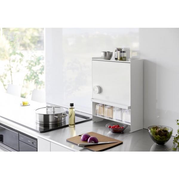 ●調味料ボトルやスパイス類を隠して一括収納！汚れからガードします。扉は開けたままで固定できます。※調味料ストッカーは付属しておりません。●隠して収納できるので生活感を感じさせません。マグネットで取り付けるスパイス棚付き。背の低いスパイスも上...