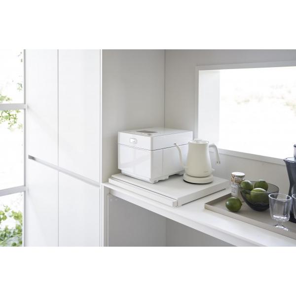 ●家電下に便利な作業スペースができるキッチンスライドテーブル。必要な時だけ引き出せるスライドテーブルで家事効率アップ！●スライドテーブルは調理スペースとして使用できます。お料理の一時置きにも便利。スライドテーブルは最大約２５ｃｍ引き出せます。