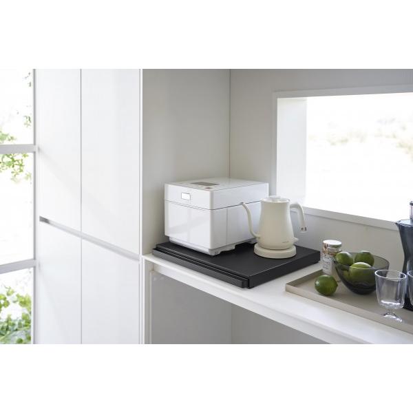 ●家電下に便利な作業スペースができるキッチンスライドテーブル。必要な時だけ引き出せるスライドテーブルで家事効率アップ！●スライドテーブルは調理スペースとして使用できます。お料理の一時置きにも便利。スライドテーブルは最大約２５ｃｍ引き出せます。