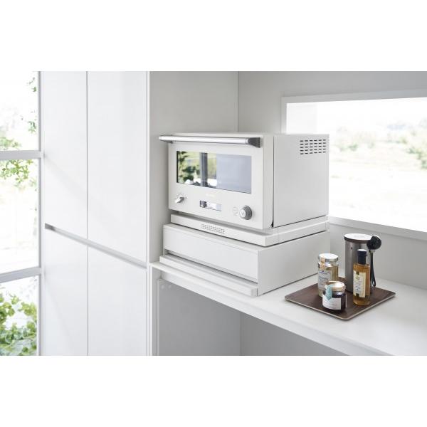 ●引き出しとスライドテーブルの上下を入れ替えられるツーウェイの収納ラック。必要な時にサッと引き出して使えるので省スペース。キッチン小物を収納できる引き出し付きで収納力も抜群。●引き出しの内寸は高さが約９ｃｍあるのでカトラリーやラップ類をたく...