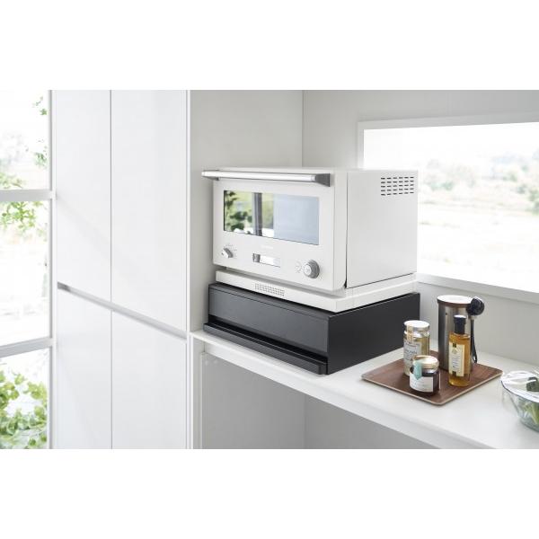 ●引き出しとスライドテーブルの上下を入れ替えられるツーウェイの収納ラック。必要な時にサッと引き出して使えるので省スペース。キッチン小物を収納できる引き出し付きで収納力も抜群。●引き出しの内寸は高さが約９ｃｍあるのでカトラリーやラップ類をたく...