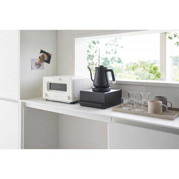 ●電気ケトルやコーヒーメーカーの下を有効活用！引き出し付きなので小物も収納できるキッチン家電下ラック。●引き出しの中にシュガーや紅茶パックなどを一括収納できます。マグネットでお好みの位置に取り付けられる仕切り付き。丈夫なスチール製なので電気...