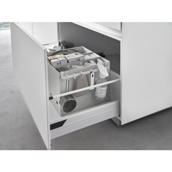 ●シンク下の空いたスペースを有効活用。●お手持ちのファイルケースに引っ掛けてゴミ袋を収納できる便利なバー。ダスターや洗面の掃除ブラシなどの収納にも便利。スプレーの引っ掛け収納や付属のフックで小物などの収納ができます。