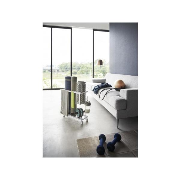 ●置き場所に困るフィットネスグッズを一括収納！スリムで機能的な収納ラック。ヨガマットやフォームローラーなどをホルダーやフックで自分仕様にアレンジして収納できます。●キャスター付きなので掃除の際の移動も簡単。長いストレッチポールやフォームロー...