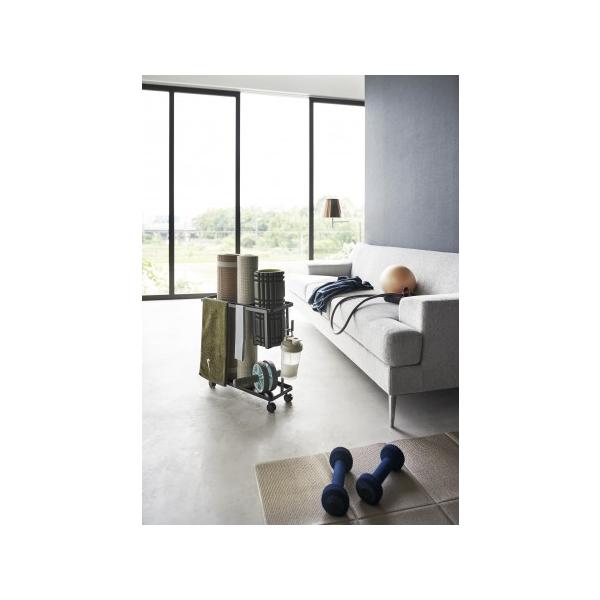 ●置き場所に困るフィットネスグッズを一括収納！スリムで機能的な収納ラック。ヨガマットやフォームローラーなどをホルダーやフックで自分仕様にアレンジして収納できます。●キャスター付きなので掃除の際の移動も簡単。長いストレッチポールやフォームロー...