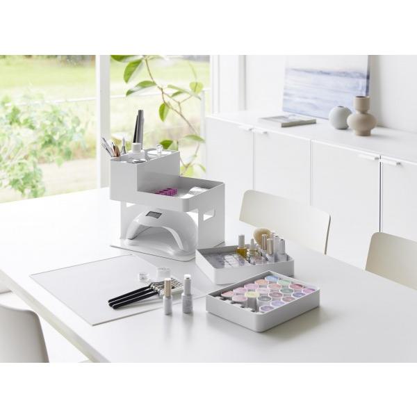 ●ネイルライトとジェルネイル用品をまとめてすっきり収納できる大容量のケース。小物の収納に便利な付属のポケットは内側と外側のどちらにも取り付け可能。後ろのスリット穴からコードを通して使用できます。まとめて持ち運べるので便利。トレーが独立してい...