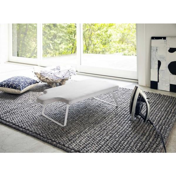 ●人体構造を考え、機能　掛け心地を追求したアイロン台。