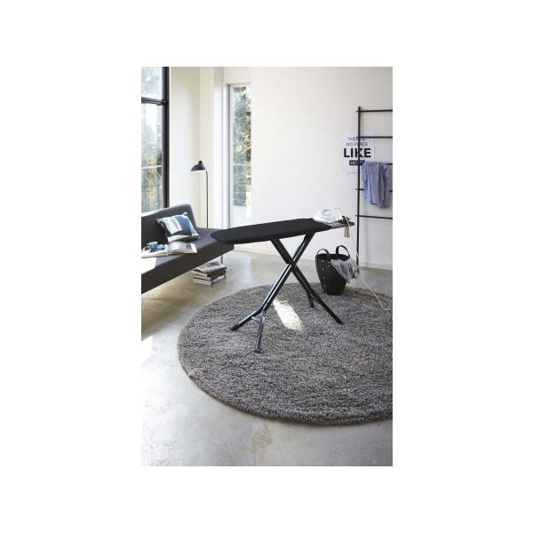 ●シンプルでスタイリッシュなスタンド式アイロン台　タワー。立て掛けて置いておくだけでも絵になるモダンなデザインです。●洋服ハンガーも引っ掛けられるので、洋服のアイロン掛けもスムーズ。アイロンはもちろん、スプレーも引っ掛けておけます。ボタンプ...