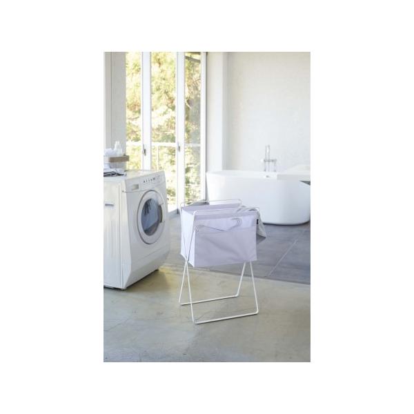 ●バスケットに高さがあるから、洗濯物の出し入れの際に腰への負担が軽減される、高床式の折り畳みランドリーバスケット。サイドにはポケットがついているのでハンガー等の洗濯小物を収納できます。ランドリー　高さがあるから洗濯物の出し入れが楽にできます...