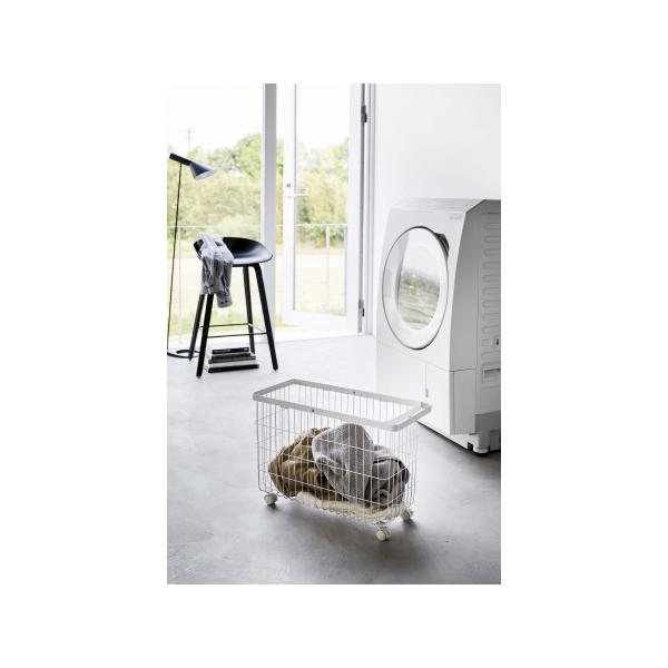 ●洗濯機の幅に合うワイドなキャスター付きランドリーバスケット。●扉（ドラム式洗濯機）の開閉の邪魔にならない高さ設計。扉の開閉の邪魔にならないので洗濯物の出し入れもスムーズ。移動に便利な可動式のハンドル付き。