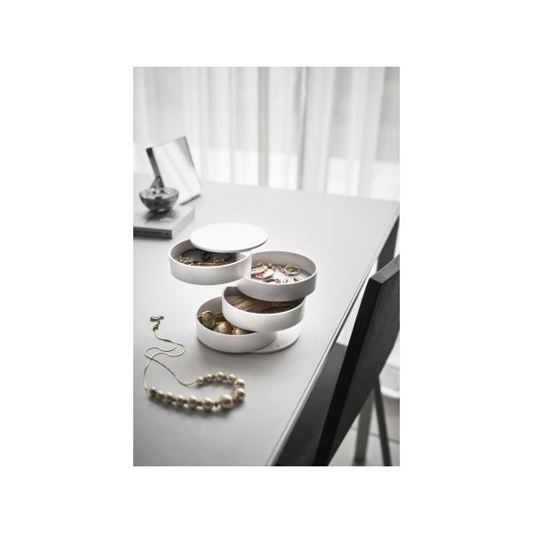 ●アクセサリーを傷つけないフェルトマット付き。トレーは回転式になっているので、必要な段のトレーをスライドさせれば取りたい物が簡単に取り出せます。使わない時はトレーの部分を重ねてコンパクトに。●アクセサリーをはじめ、コスメや腕時計など毎日身に...