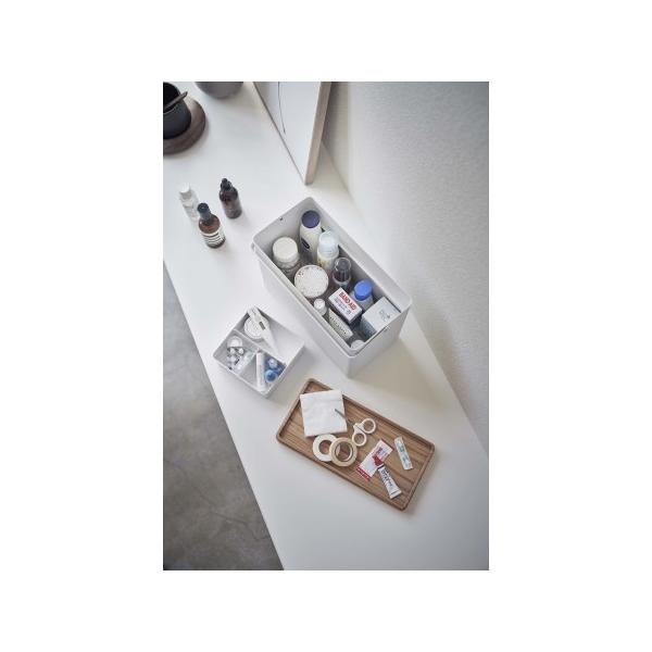 ●毎日の暮らしにちょうどいい。モダンでスタイリッシュな大容量の救急箱。上段のトレーはスライド式。縦　横どちらの向きでも収納できます。●持ち運びに便利な取っ手付き。トレーは取り出すことができるので、卓上で道具類を散らかさずに一時置きできます。...