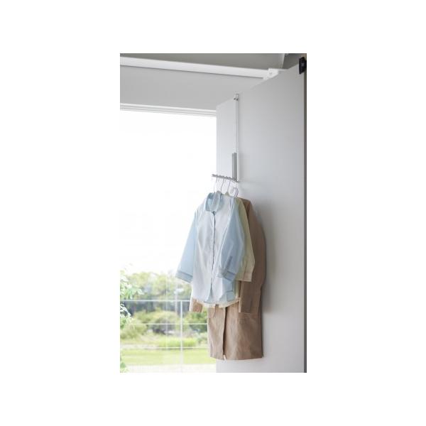 ●使わない時は折り畳める衣類スチーマー用ドアハンガー！●手軽にシワを伸ばせる衣類スチーマーをサッと使える折り畳みのドアハンガーです。ドアに引っ掛けて固定するだけの簡単取り付け。２つのネジでしっかり固定するので、揺れにくく衣類スチーマーが掛け...